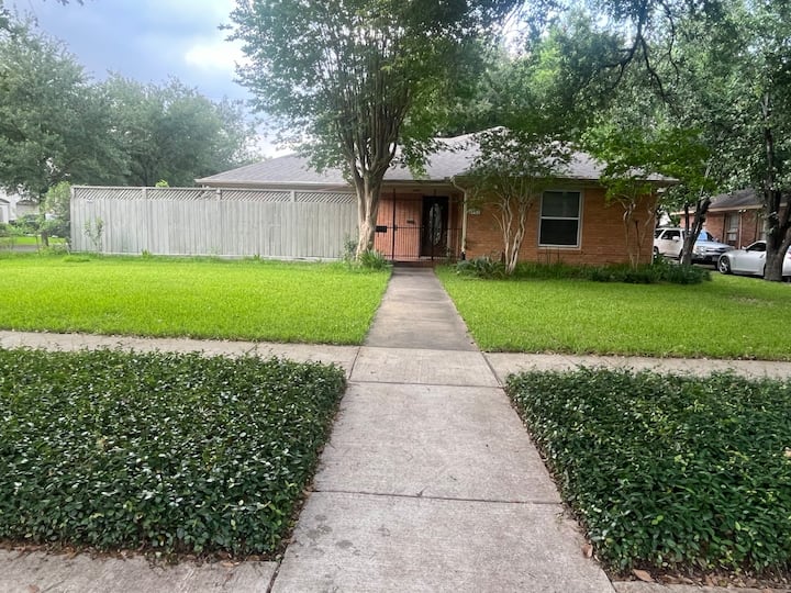 2 Bedrooms Unit Entering From The Backyard - Houston, TX