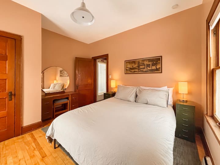Central 2br In The Heart Of Northeast Art District - White Sands Beach, MN