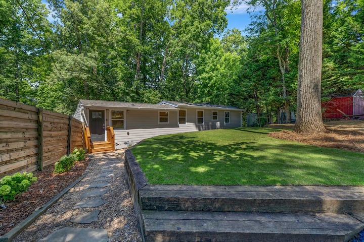 4 Br Lakefront Retreat W/ Pool & Swim Dock - Buford, GA