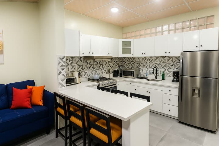 Prime Location! Walk To Restaurants - El Salvador
