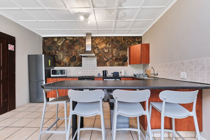 Riv4. Spacious 2 Bed. Patio. Pool - Sandton