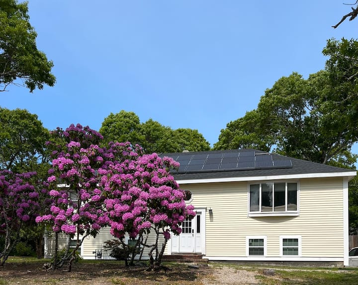Vacation Rental Cape Cod. 7 Bedrooms, Pet Friendly - Mashpee, MA