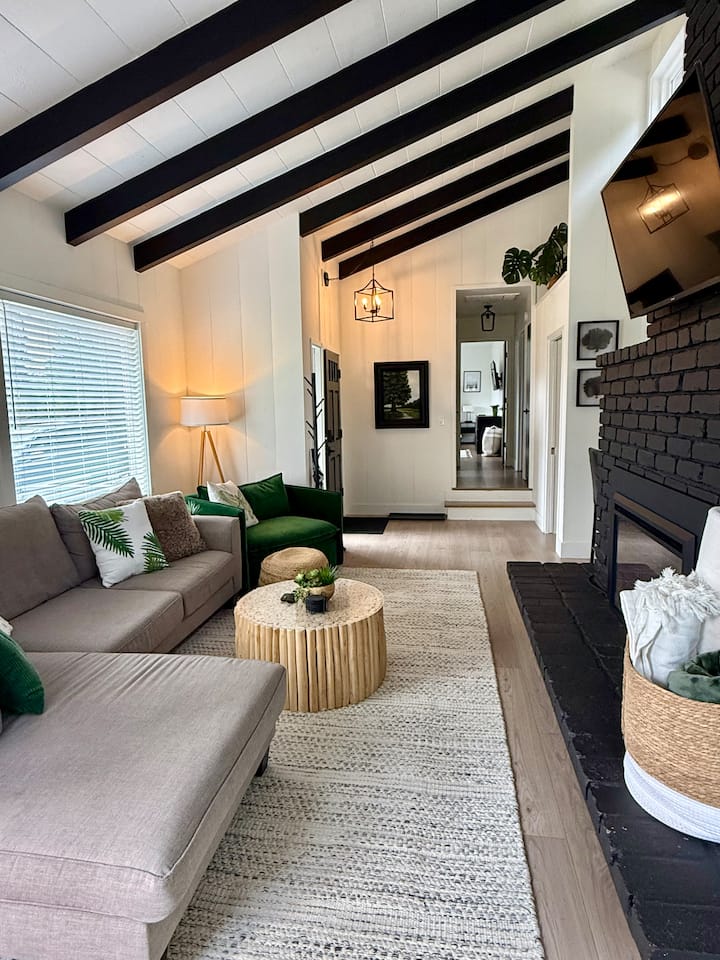 Modern & Tranquil ~ Ev Charger - Mendocino, CA