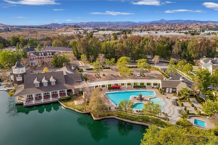 Bridgeport Community Townhome | Private | Pool - Santa Clarita, CA