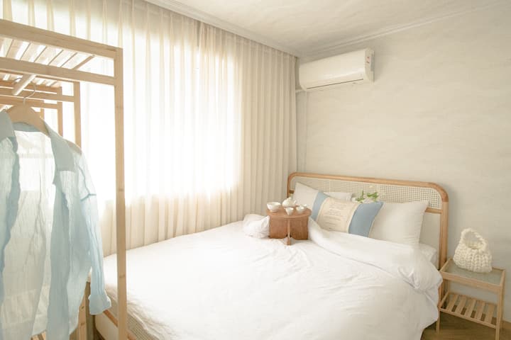 홍대입구역 3번출구 [단독 루프탑 + 4개의 방,화장실3] - South Korea