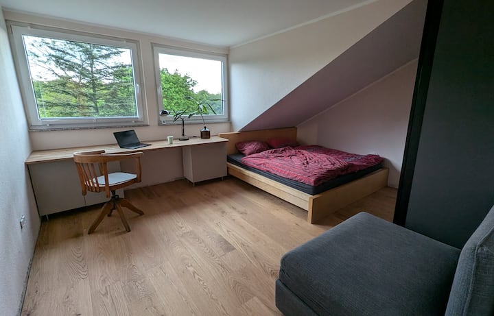 Helle, Großzügige Wohnung Mit Schreibtisch, Wlan - Düsseldorf