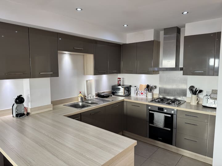 5-bed Walking Distance To Canterbury W/ Parking - Canterbury