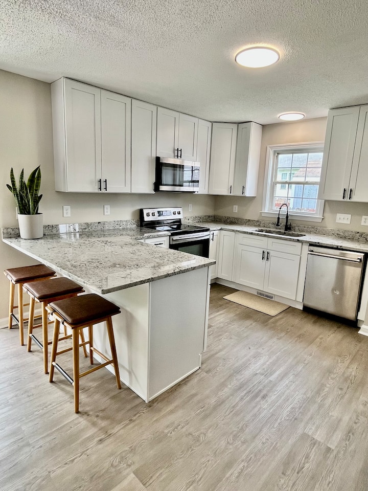 5 Bed/3 Bath - Sleeps 12 Raleigh - Raleigh, NC