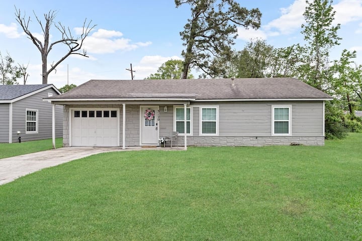 Charming 2-bedroom House - Beaumont, TX