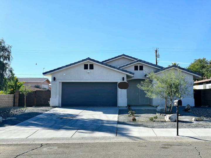 Cozy Caliente Springs Getaway - Desert Hot Springs, CA