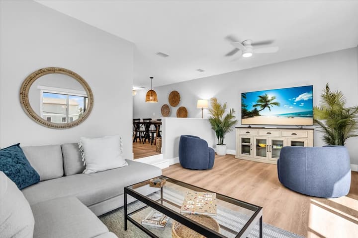 Two Bedroom Across From Beach, Walk To Town! - Siesta Key, FL