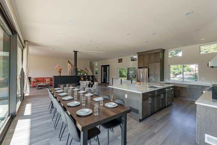 Oak Shore Retreat - Riverfront. 6 Bed/5 Bath! - Oregon