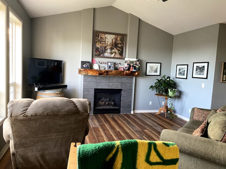 Quiet - Friendly Neighborhood, Bedroom 2. - Silverton, OR