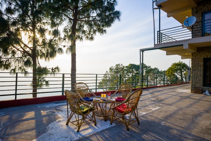 The Alpine Escape: 3bhk Himalayan Retreat W/ Views - Kasauli