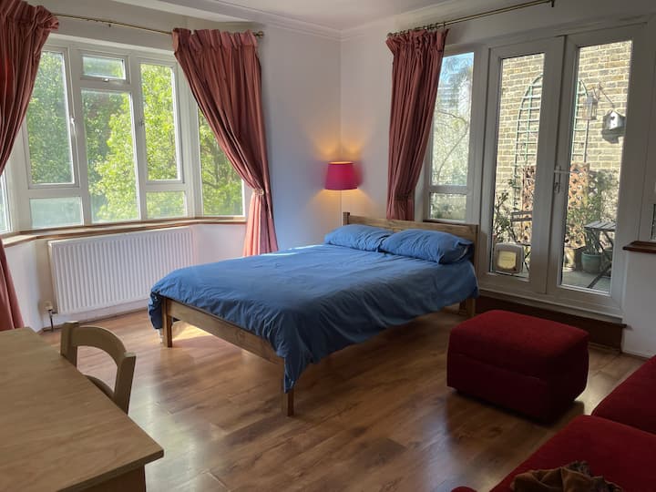 Sunny Room With Private Roof Terrace - 伯爵府