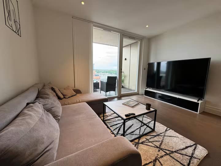 Luxury Flat W/ Balcony & Gym - Kingston upon Thames