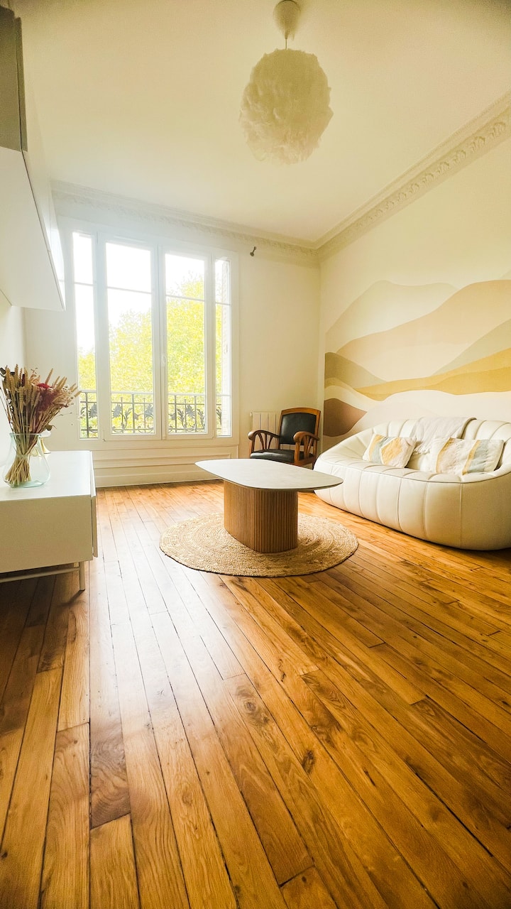 Paris – Haut De Gamme à Clichy, Métro Rapide - Clichy