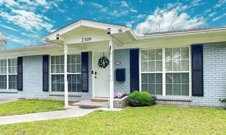 The Driftwood Bungalow - Gulfport, MS