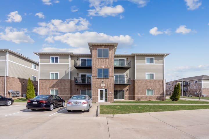 Modern & Cozy 2-bed 2-bath Apartment - Waterloo, IA