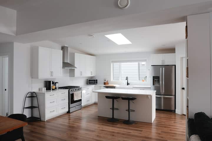 Okanagan 3br W/ Hot Tub - Wine, Lakes, Pickleball - Lake Country