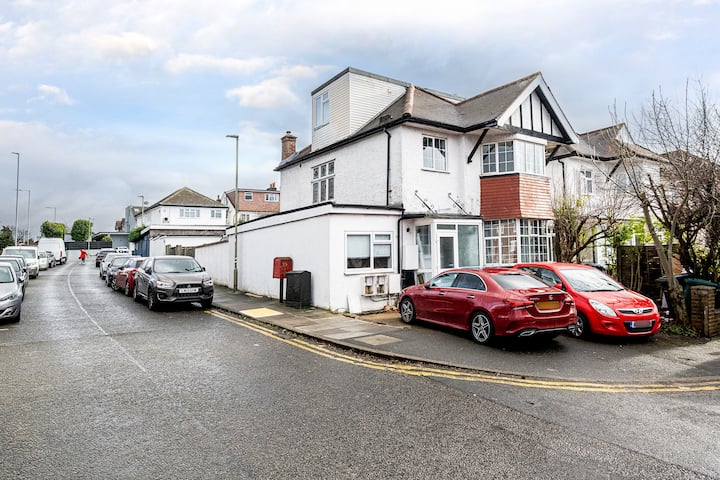 8 Private Studios • 8 Kitchens & Baths • Sleeps 20 - Harrow