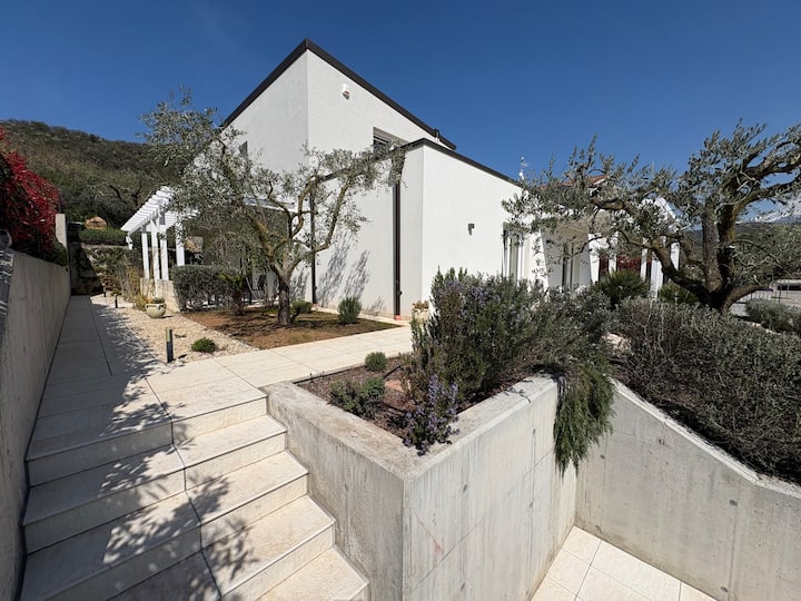 Casa Ai Colli: 2 Apartments For 9 People - Garda