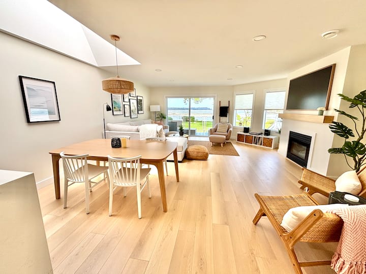 Luxury Beachfront Relaxation - 2 Kings - Ac - Vancouver Island