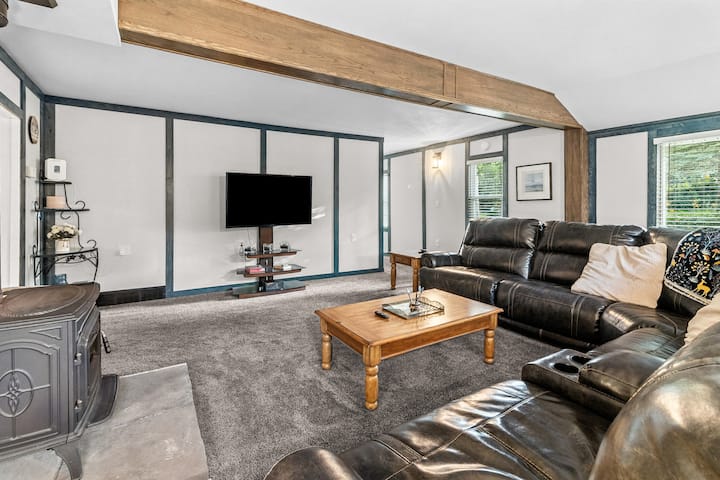 Fully Remodeled Lake House W/ Entertainment Deck - Lake Geneva, WI