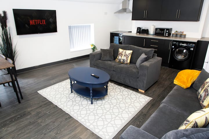 Centrally Located *Sleeps 5 *Free  Street Parking - Liverpool, UK