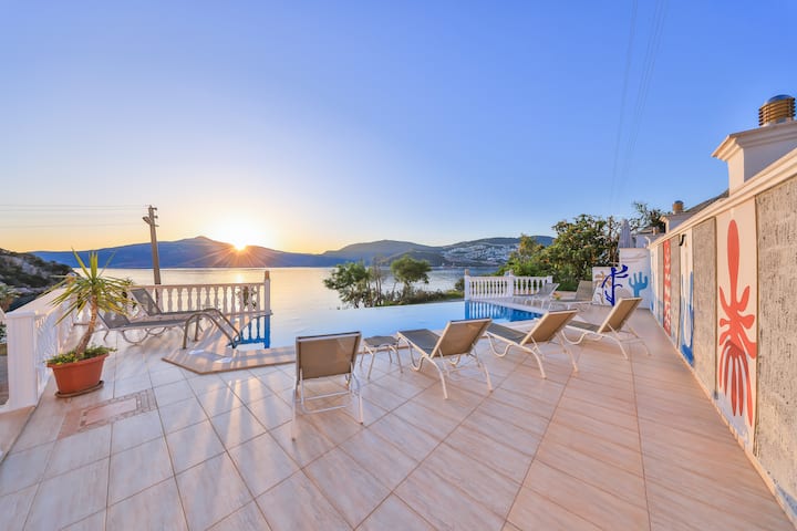 Deniz Manzaralı Deluxe Suit Oda - Kalkan