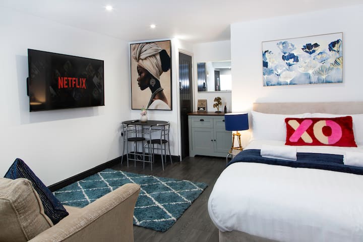 Stylish Studio * Sleeps 3 * Free  Street Parking - Liverpool