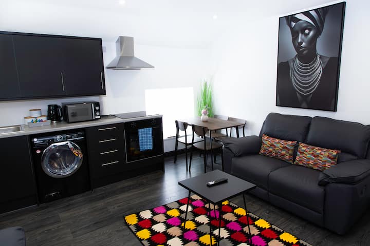 Centrally Located *Sleeps 4 *Free  Street Parking - Liverpool