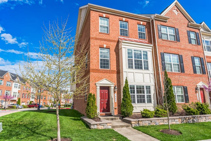 Stylish Modern Th W/ Outdoor Play Area & Dining - Columbia, MD
