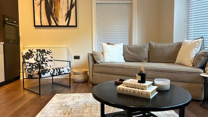 Luxury 2-bed Near City Centre / Sleeps 4 - Knowsley Safari