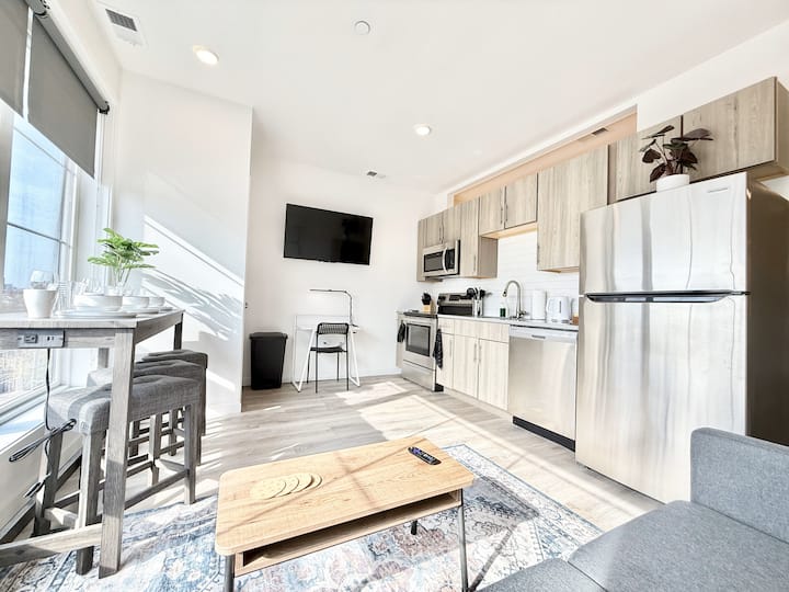 Chic 1br -King Bed-city View|free Parking |Gym - Port Richmond - Philadelphia