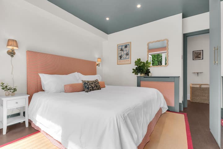 Garden Getaway By Primrose Hill - The Warwick Castle