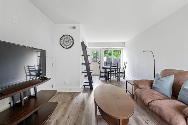 Modern 2br Big City Feel | Pets+, Parking+ - Charlotte, NC
