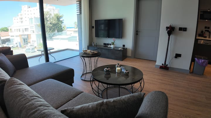 Elegant 2br - Steps To Sandy Beach & Nearby Casino - Famagusta
