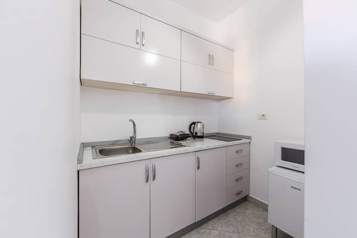 Amazing Studio With Free Parking | Golem - Golem