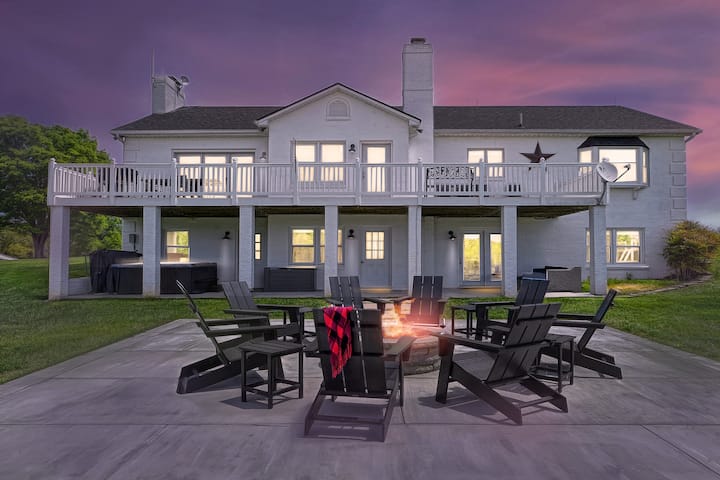 Lakefront Mad Hen: Hot Tub Firepit Dock Game Room - Lake Anna, VA
