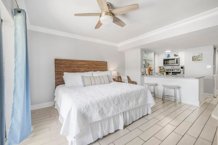 Sugar Cube-beachfront & 3 Pools - Orange Beach, AL