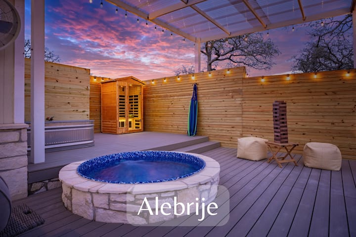 Secluded Luxury Couples Cabin | Sauna & Pool - Driftwood, TX
