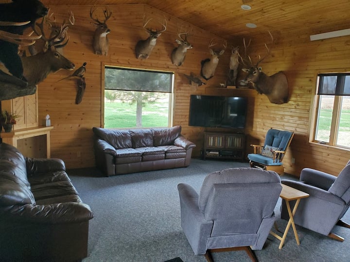 Sandy Cedars Lodge - Hunter's Getaway - South Dakota