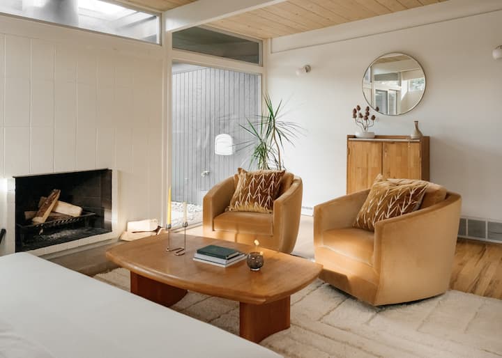 Cedar Hot Tub | Cold Plunge Mid-century Getaway - Denver, CO