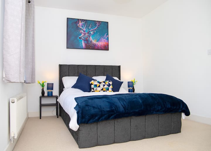 Lavish 4-bdr |Guest 8 |Fast Wifi |Parking |Garden - Peterborough