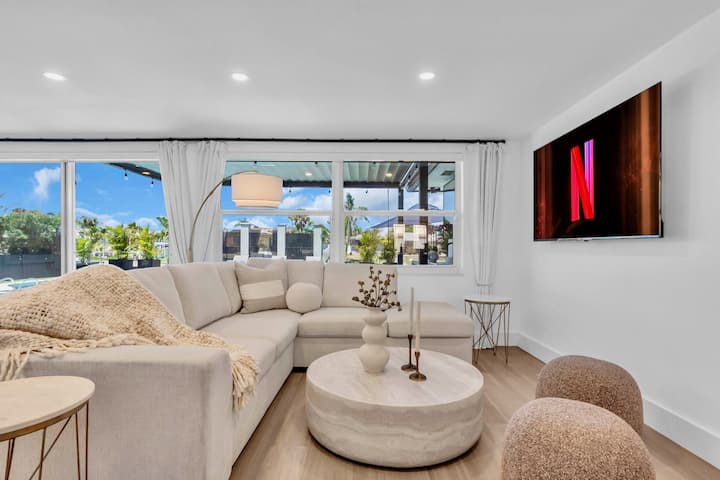 Tampa Luxe Waterfront Private Pool, Hot Tub & More - Tampa, FL