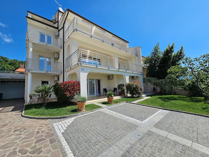 Keti Nv 1 Apartment With Terrace - Novi Vinodolski