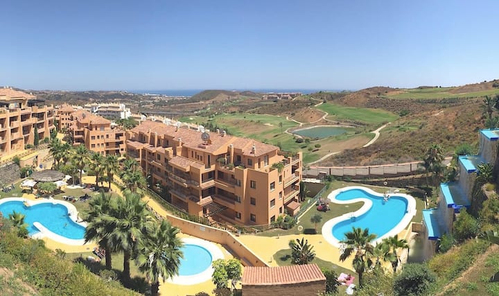 Luxury Penthouse Retreat With Sun-drenched Terrace - Calahonda