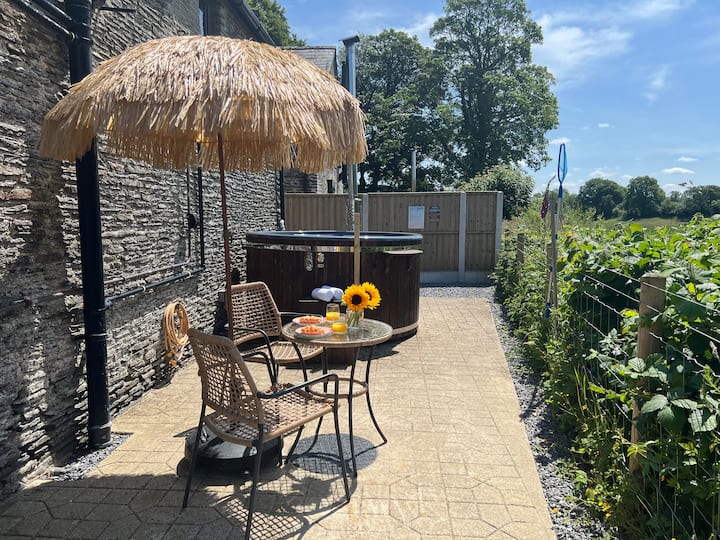 Coach. Romantic Cottage For Two - Lampeter