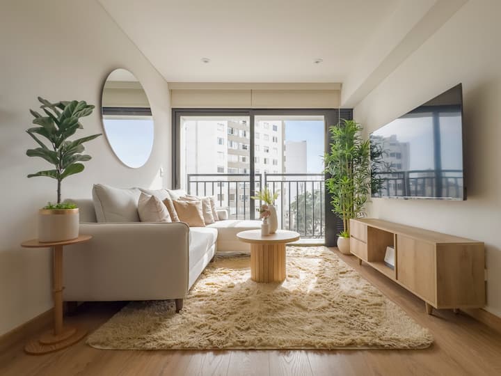 3 Br | 2 Ba | City View | King Bed | Parking - Peru